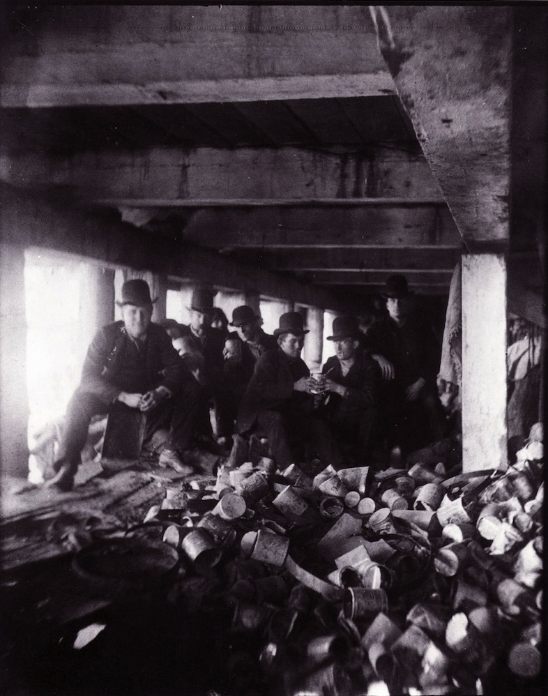 Dockrats in Quarters, New York, 1887 – Jacob Riis | fimdalinha.